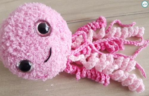 De bezige vingers Sharina #57 – Fluffy kwal Karlijn – De Haakhelden