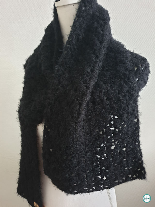 De bezige vingers Monique #76 – Fluffy sjaal – De Haakhelden